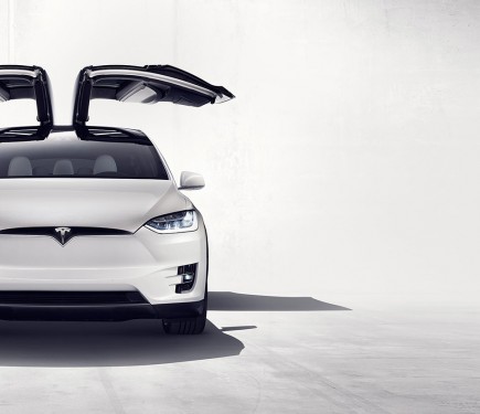 Tesla le Model X déploie ses Falcon Wings doors
